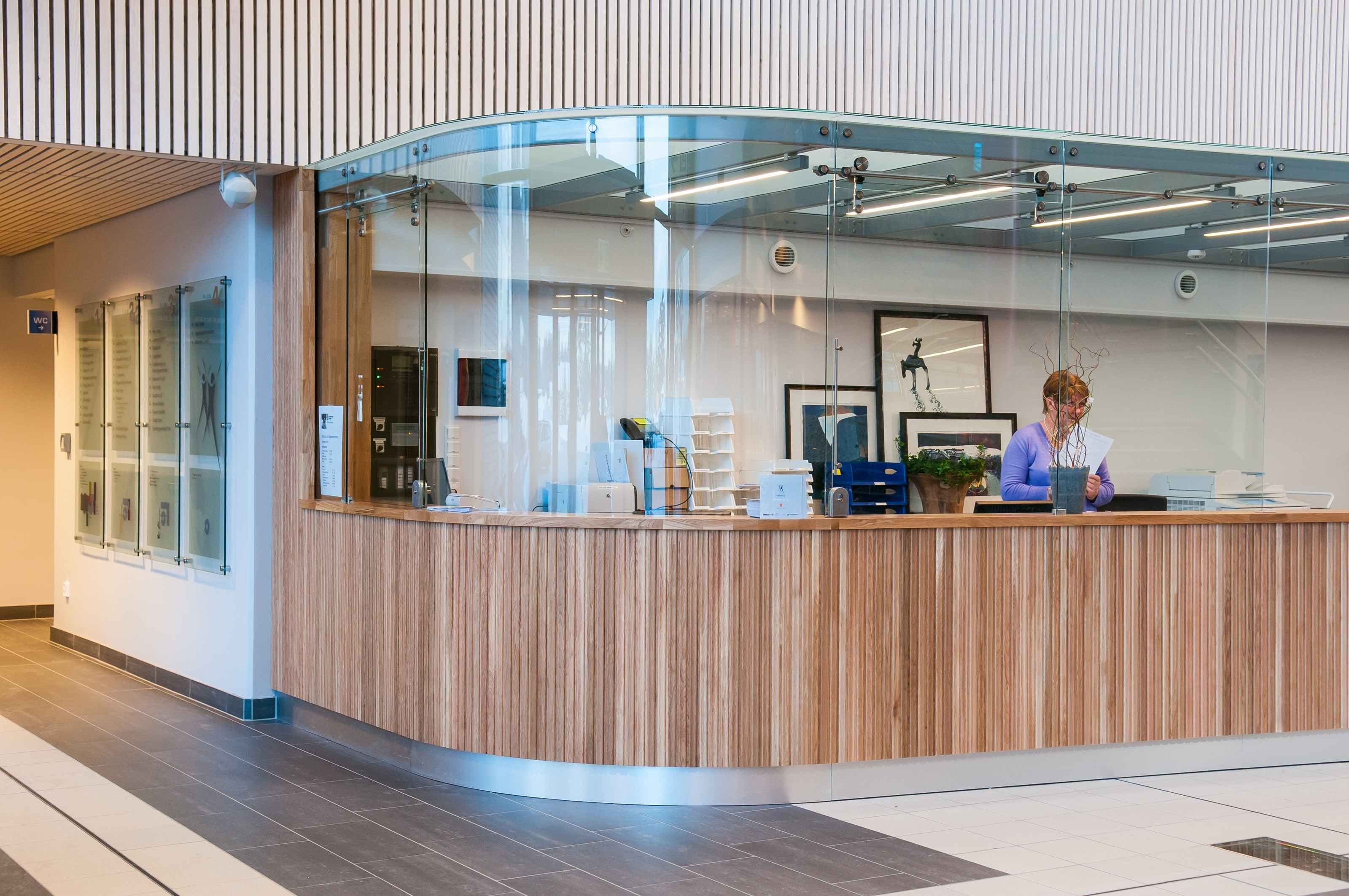 Skranker, disker, resepsjon, kundemottak | Lium Møbelverksted